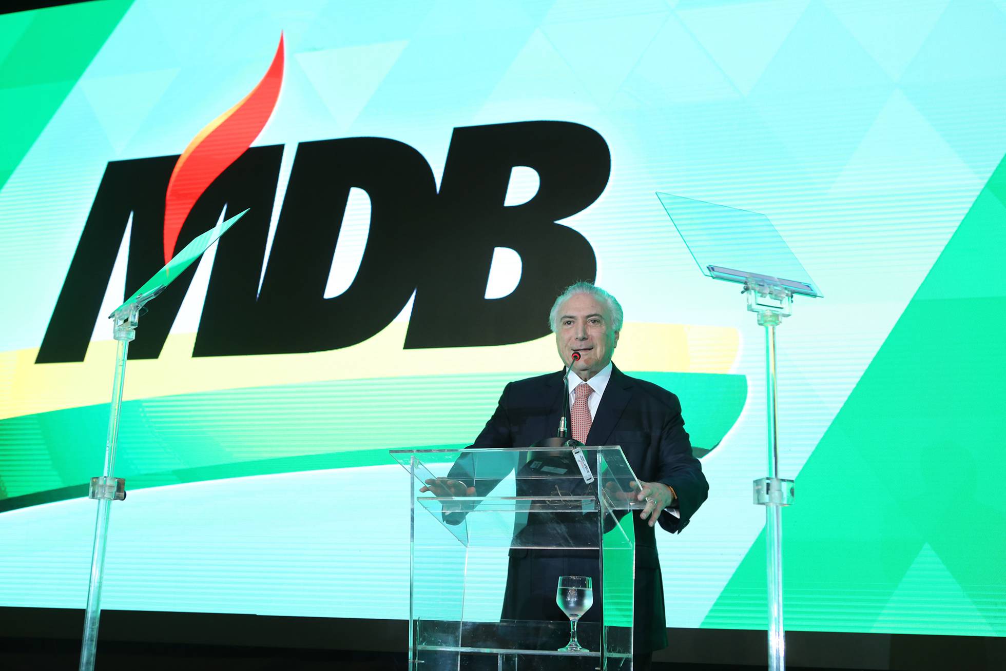 PMDB volta a se chamar MDB para tentar recuperar imagem - V9 TV Uberlândia